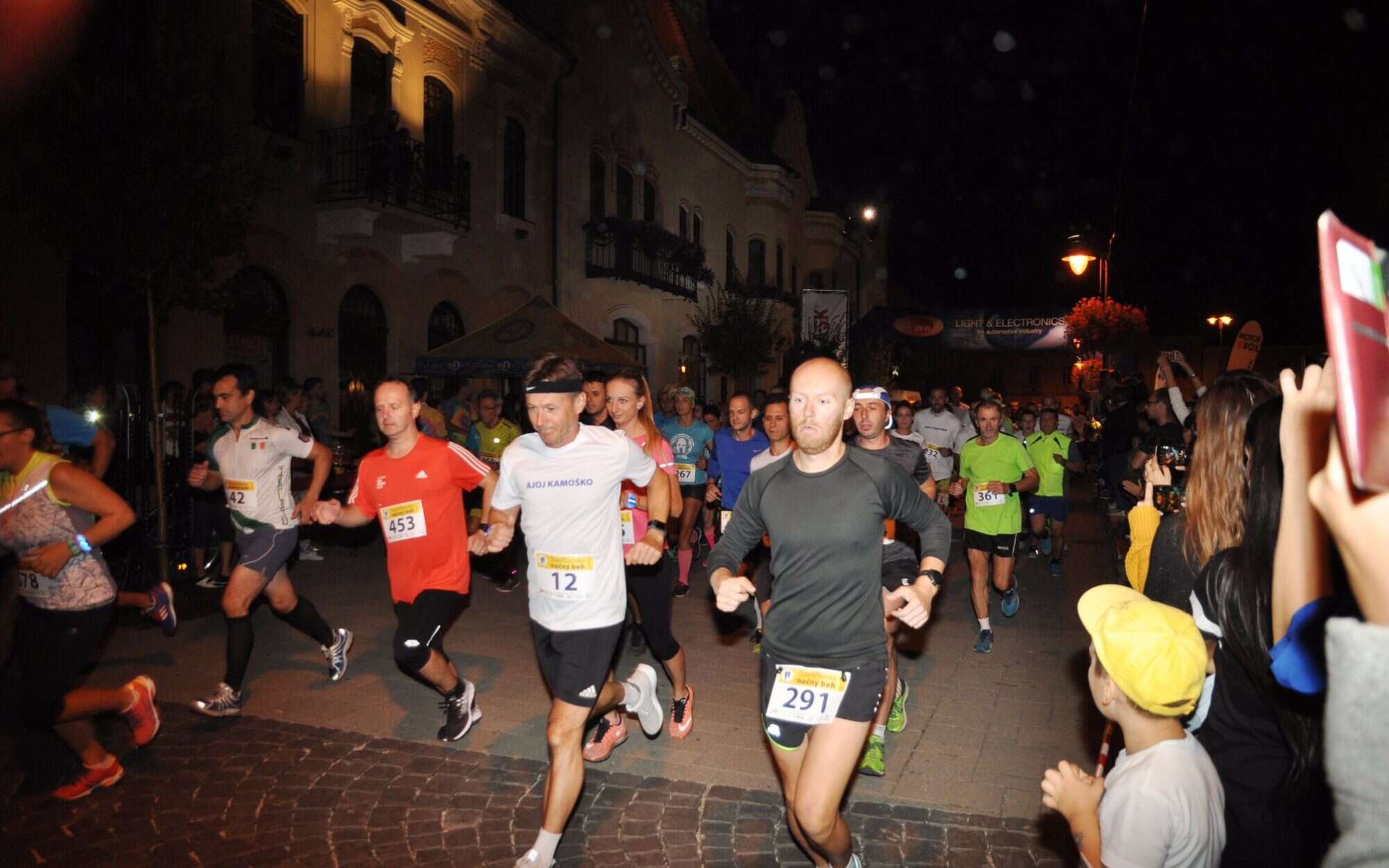 Večerný beh Nitrou 2025: Centrum Nitry zaplnia stovky bežcov všetkých ...