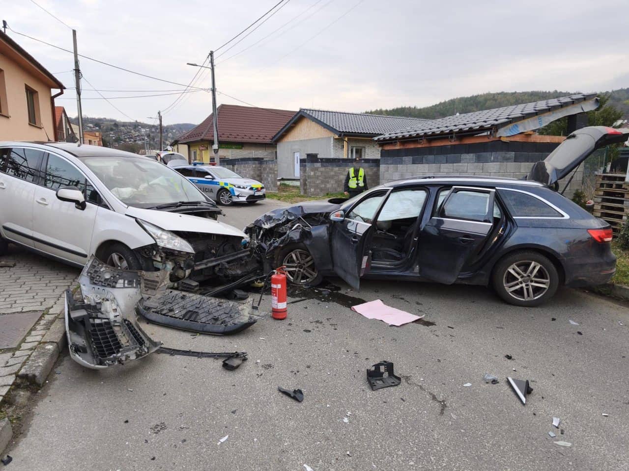 VÁŽNA ZRÁŽKA áut cestou do škôlky: Vyslali 3 sanitky, ľudí ...